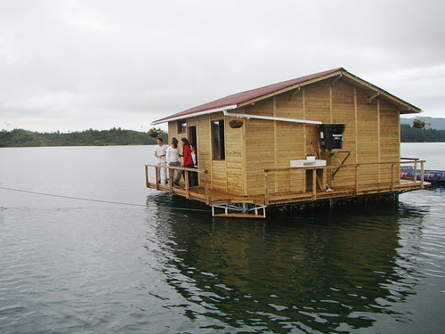 Estudiantes construyen ‘casa-anfibia’ para enfrentar lluvias en ...