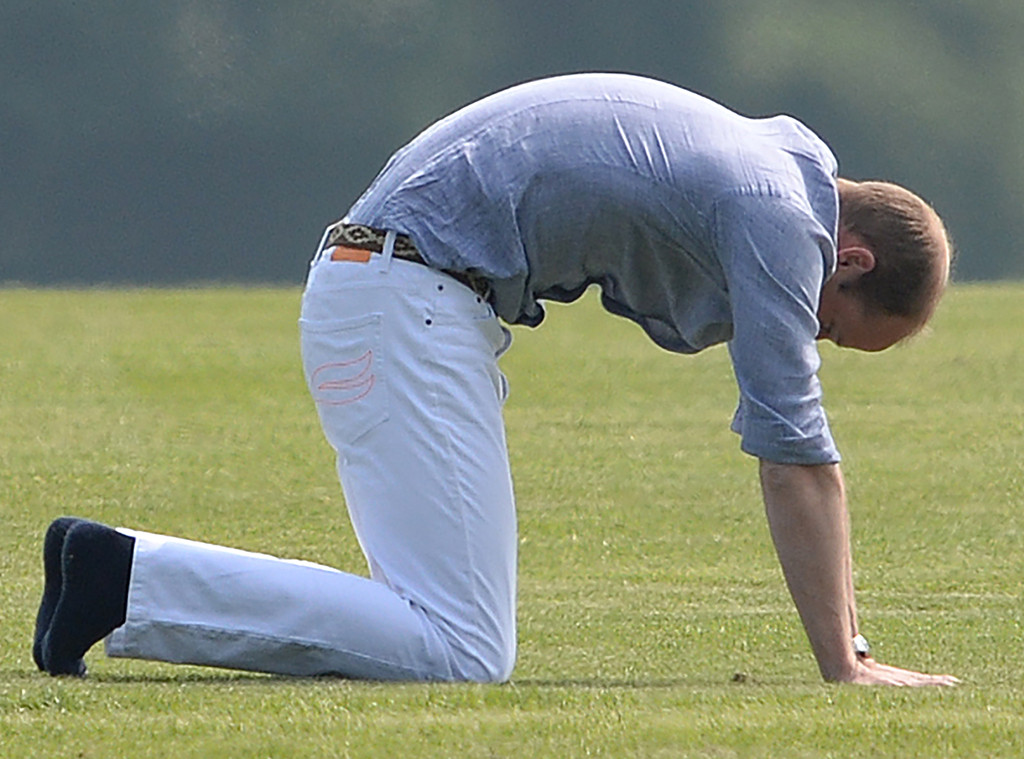 Así luce el Príncipe William realizando yoga con jeans para un partido ...