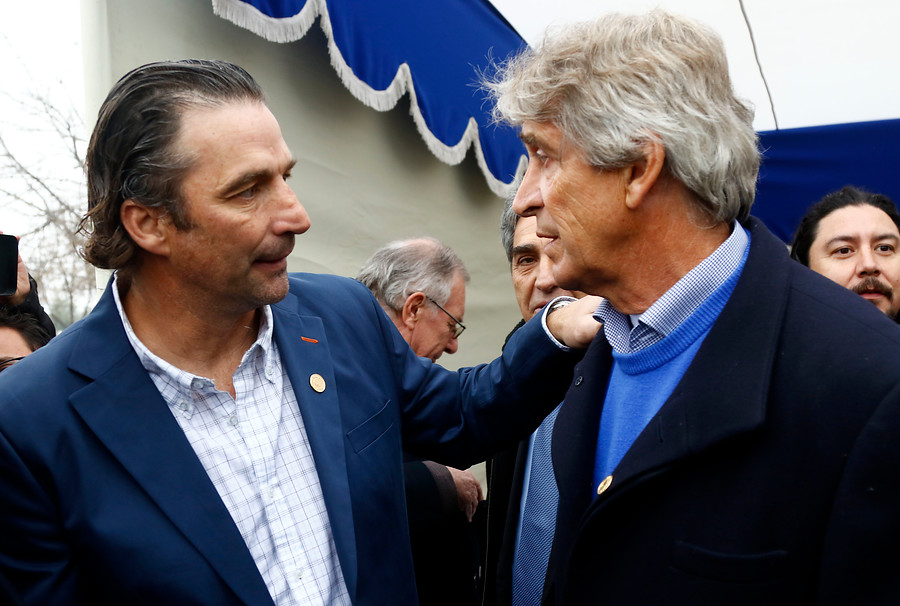 Inauguran estatua en homenaje al ex entrenador de la selección chilena ...