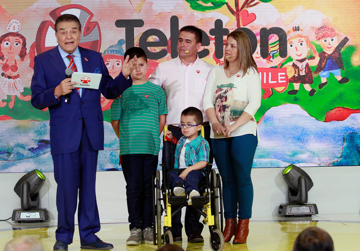 Niño símbolo de la Teletón 2016 emocionó con su ternura en el ...