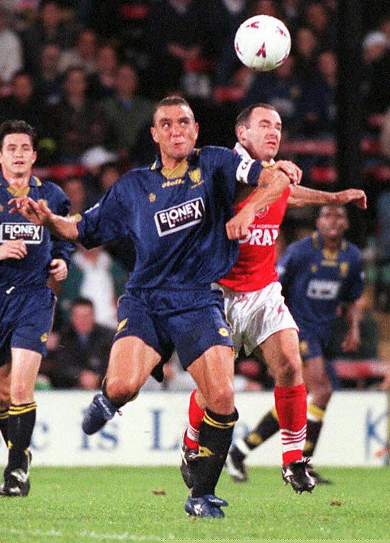 Del fútbol a Hollywood: la historia de Vinnie Jones, el futbolista que ...