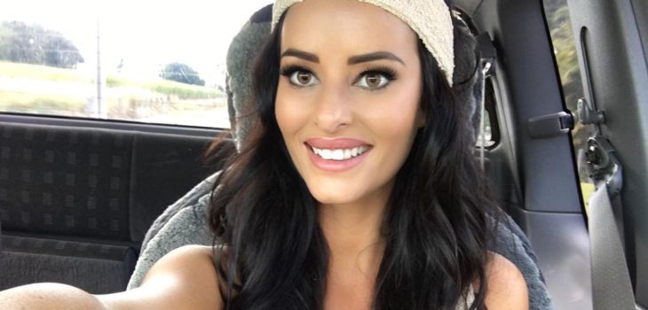 Modelo Playboy enfurece a un pueblo completo al posar desnuda en lugar ...