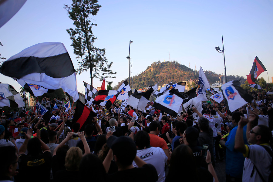 Fiesta ’alba’: los festejos de los hinchas de Colo Colo en Chile por el ...