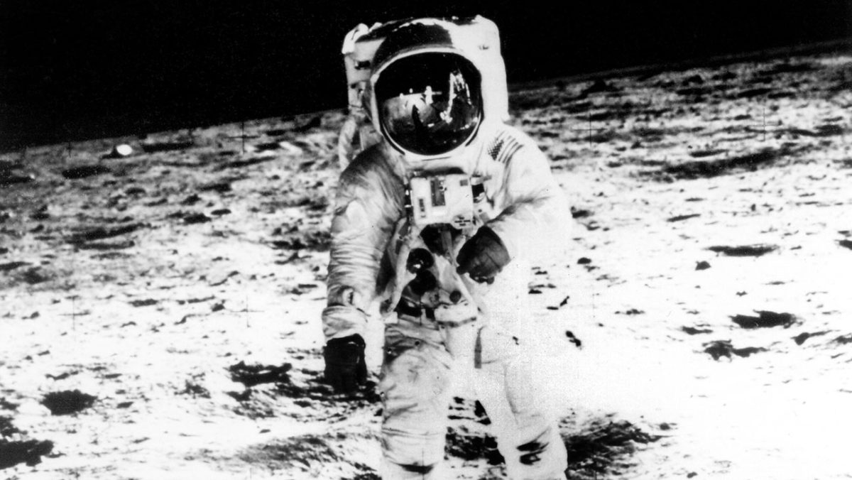 Subastarán la colección de Neil Armstrong: incluye la bandera y su ...
