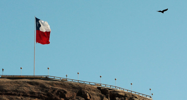 Bandera gigante del Morro de Arica se atoró y se deteriora por falta de ...
