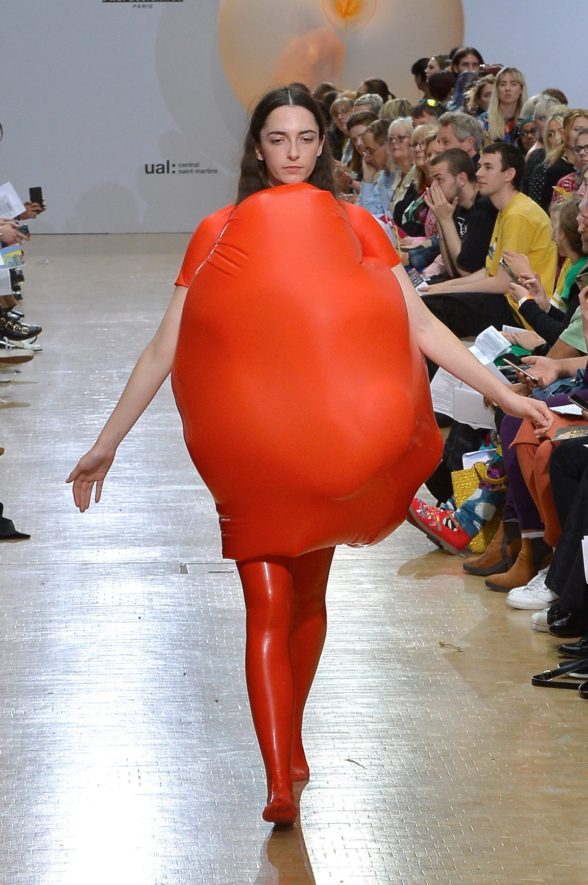Joven diseñador crea impresionantes globos gigantes que se convierten ...