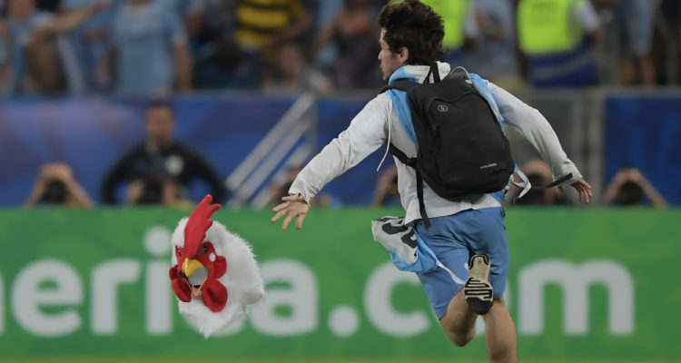 "Traidores en las Malvinas, ahora en la cancha": ’hombre pollo’ pateado ...