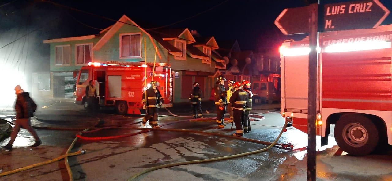 Violento incendio deja una casa y seis locales destruidos en Tirúa ...