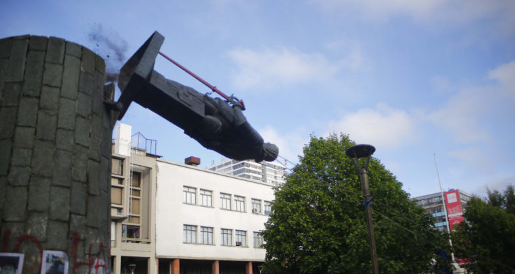 Hasta $40 millones costaría restaurar estatua de Pedro de Valdivia derribada en plaza de ...