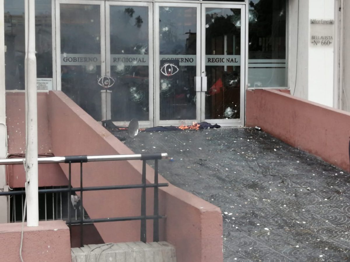 Manifestantes protagonizan incidentes en las afueras de Intendencia de ...