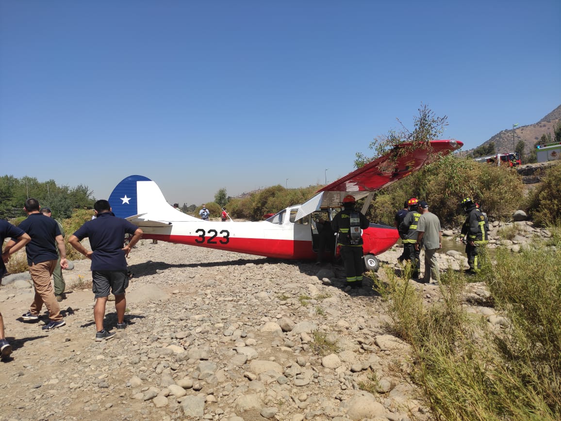 Avión de la FACh realizó aterrizaje de emergencia en el lecho del río ...