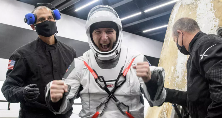 Celebra Space X y Nasa: cápsula Crew Dragon ameriza con éxito y con los ...