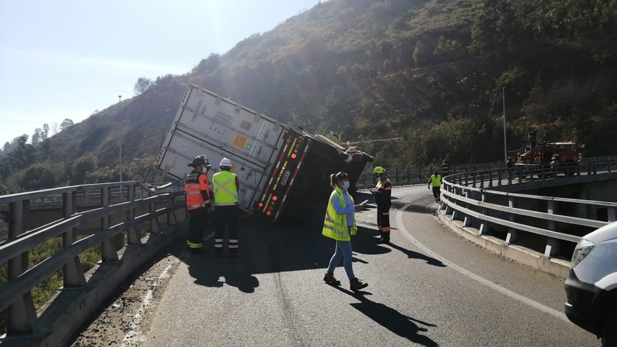 Camión se encuentra en riesgo de desbarrancar tras volcar en ruta ...
