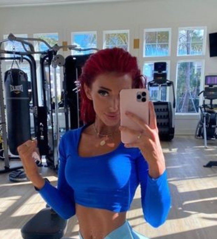 Joven hija de un pastor deja la iglesia tras 20 años y abre cuenta en ...