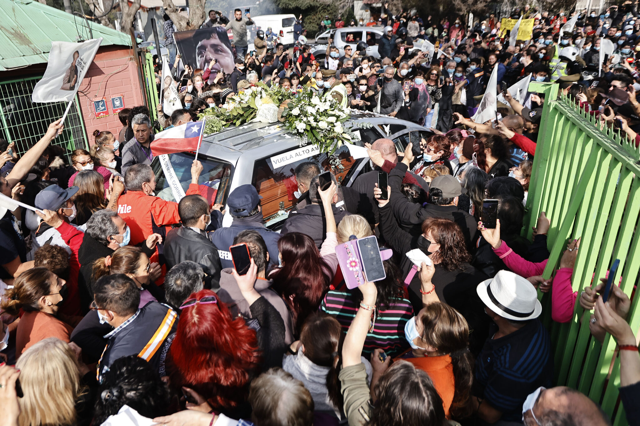 Las imágenes que marcaron el multitudinario funeral de Zalo Reyes ...