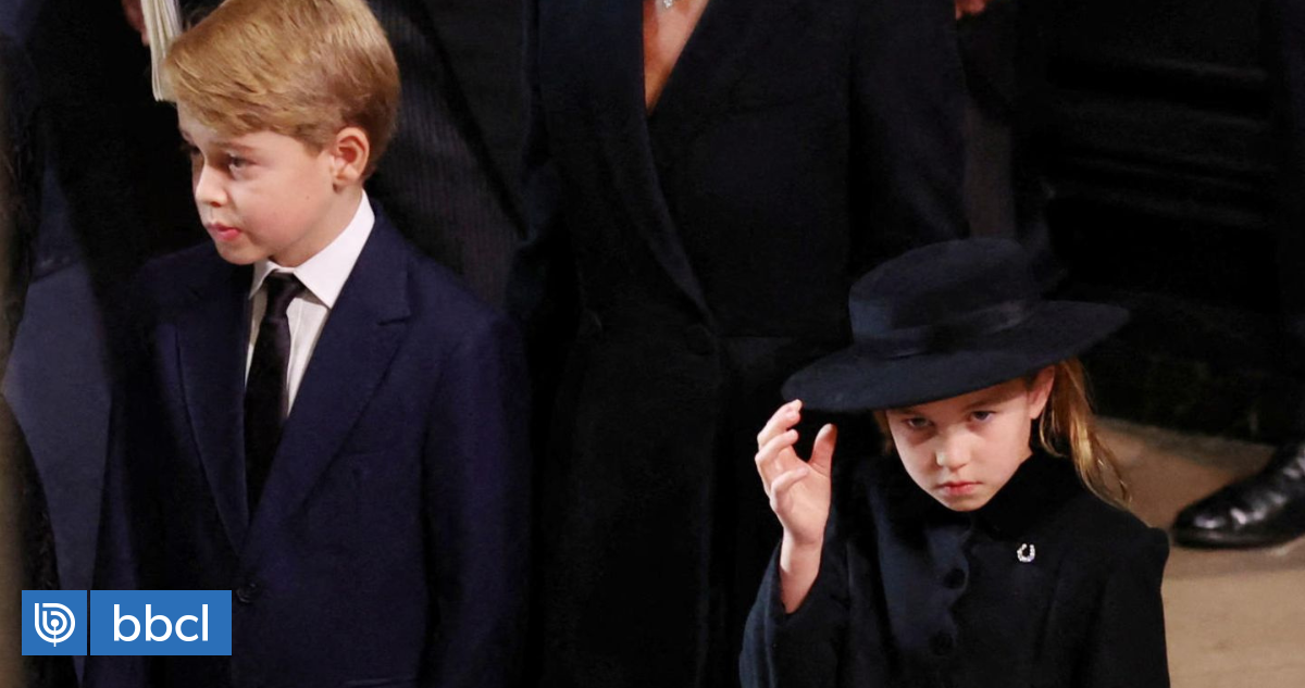 Captan a la princesa Charlotte dando instrucciones y corrigiendo a George en funeral de Isabel ...