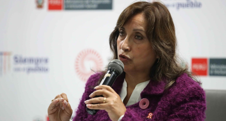 Quién es Dina Boluarte: la primera mujer presidenta de Perú que llega al poder tras crisis ...