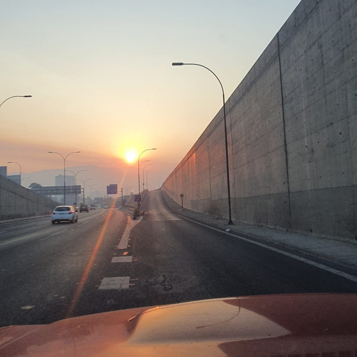 Santiago bajo el humo de incendios forestales: contaminación llega a ...