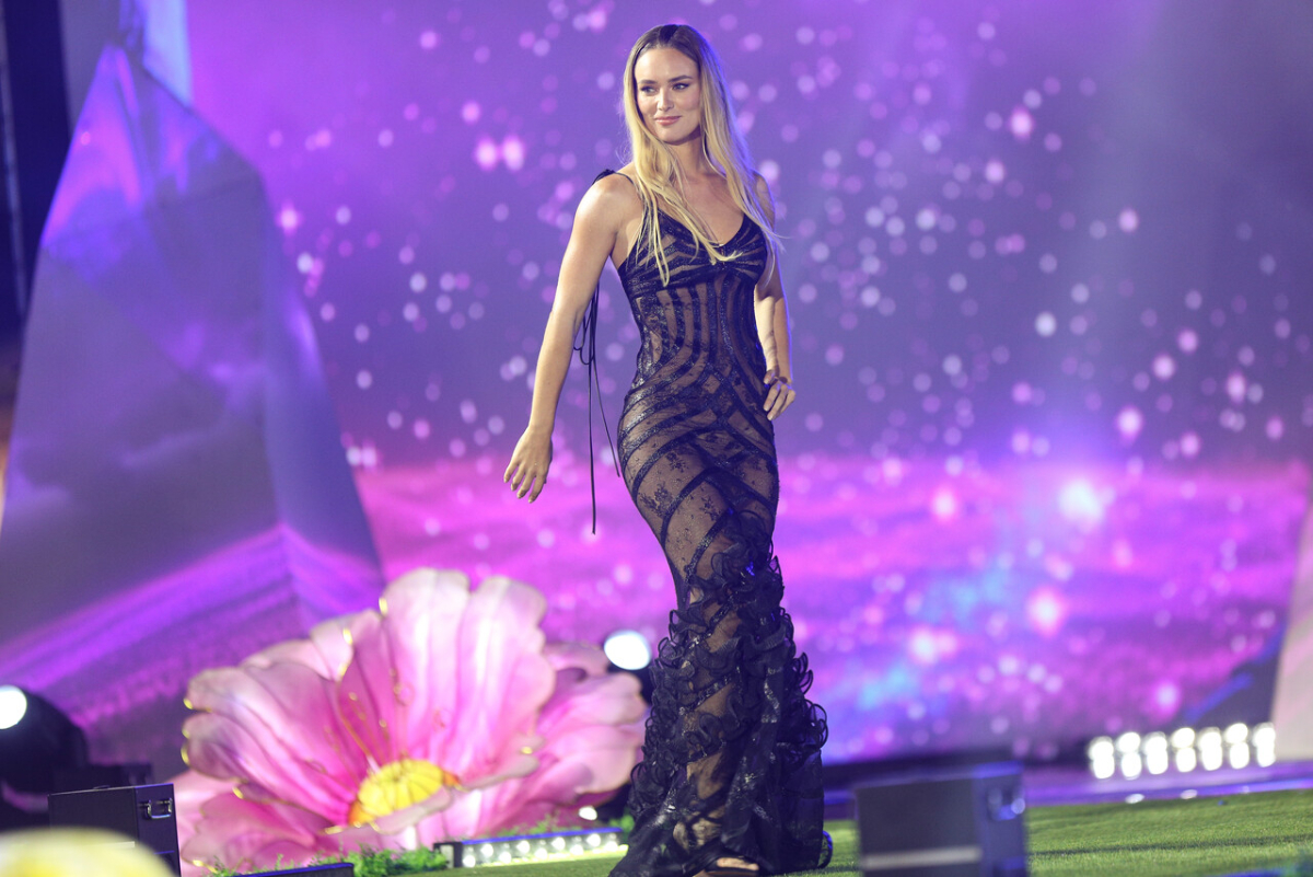 Kika Silva reutiliza el icónico vestido transparente de Cecilia Bolocco ...