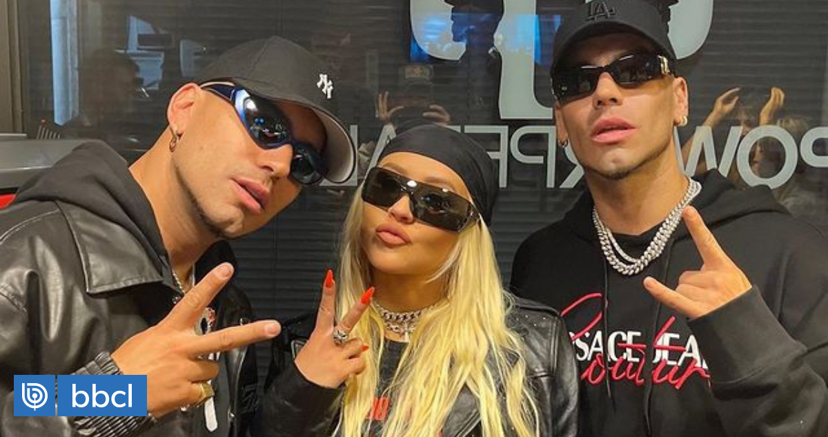Christina Aguilera greeted fans & signed autographs for fans in Chile ...