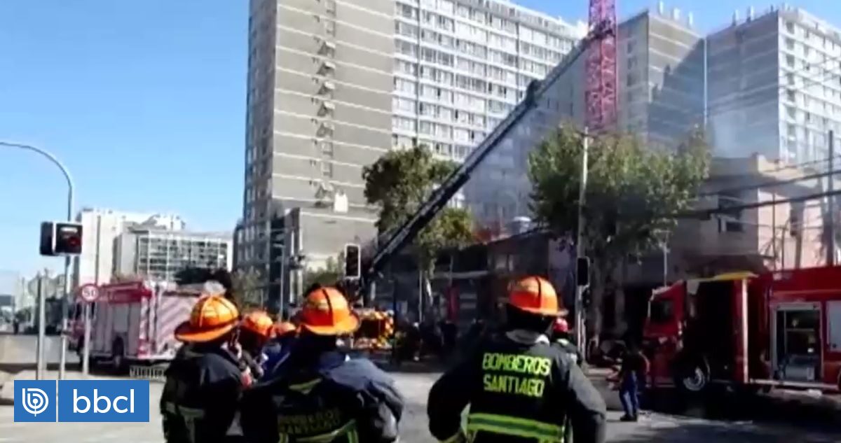 Controlan incendio en cité clandestino en Santiago Centro y detienen a ... Controlan incendio en cité clandestino en Santiago Centro y detienen a ...