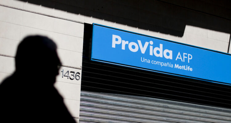 Ordenan a AFP entregar a familia fondos de afiliado fallecido: se negó hasta conocer causa de ...