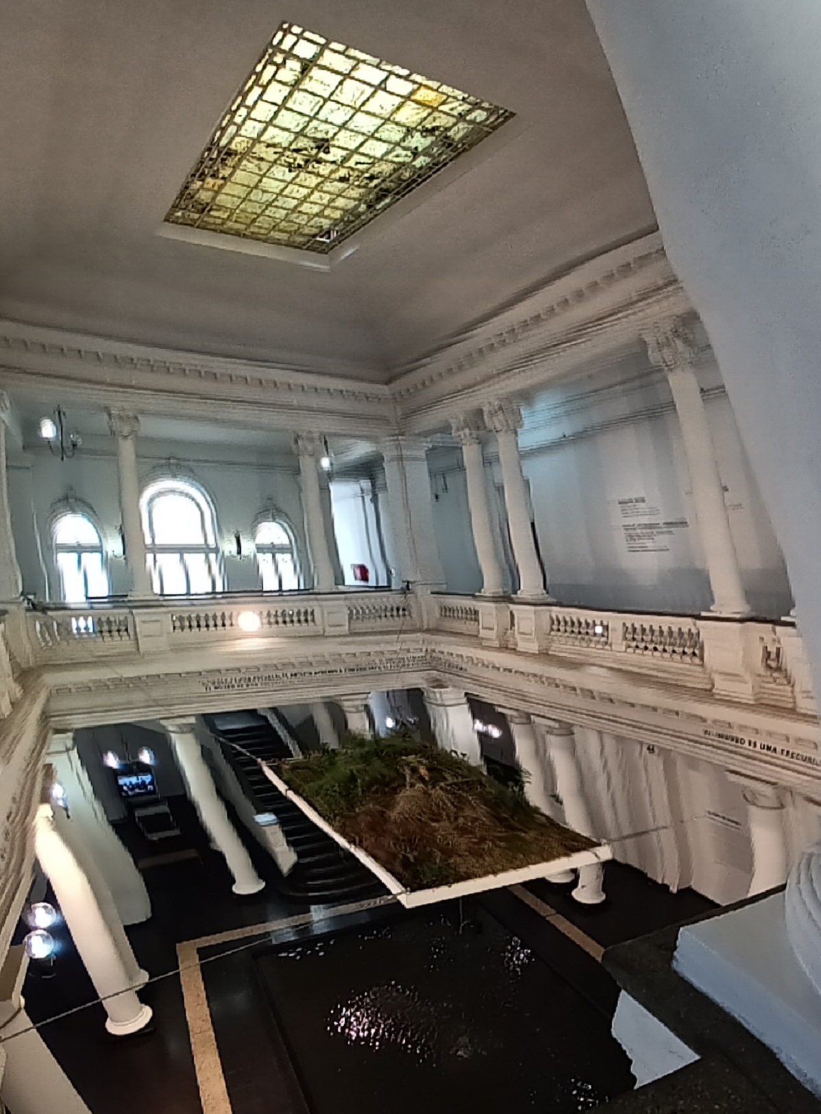 Tejado de vidrio de Corvalán-Pincheira en MAC Quinta Normal: Trizaduras ...