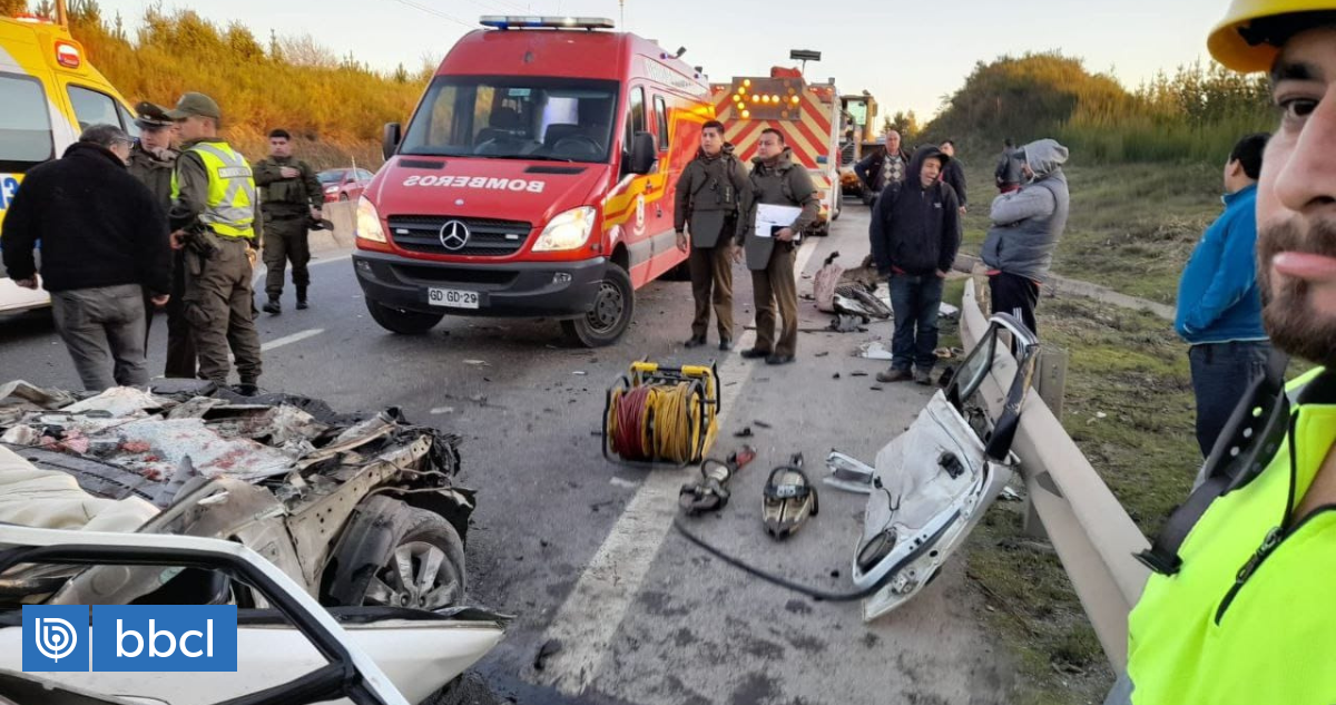 Dos Personas Muertas Deja Choque De Automóvil Con Una Maquinaria En