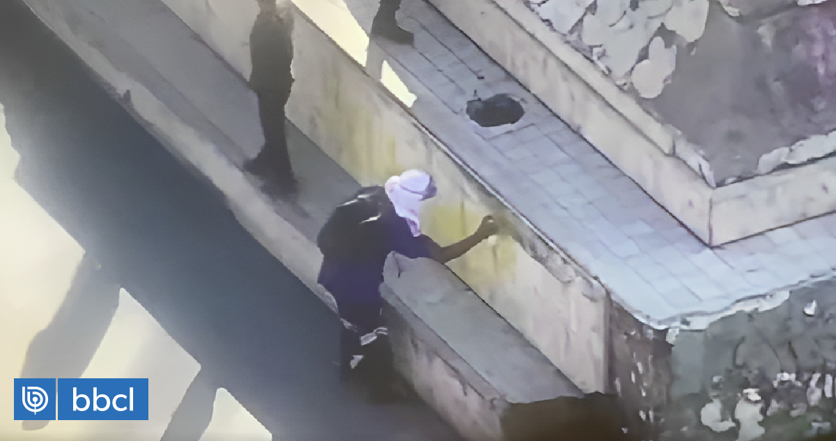 Cámaras captan a sujeto rayando monumento en Plaza Baquedano: fue ...