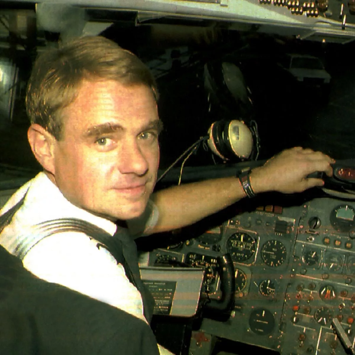 El piloto de avión succionado tras caída de parabrisas en vuelo ...