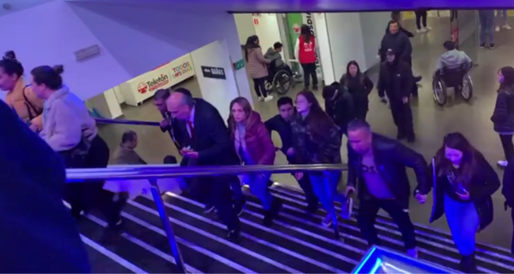 Videos registran fila de personas para ingresar al Teatro Teletón ...