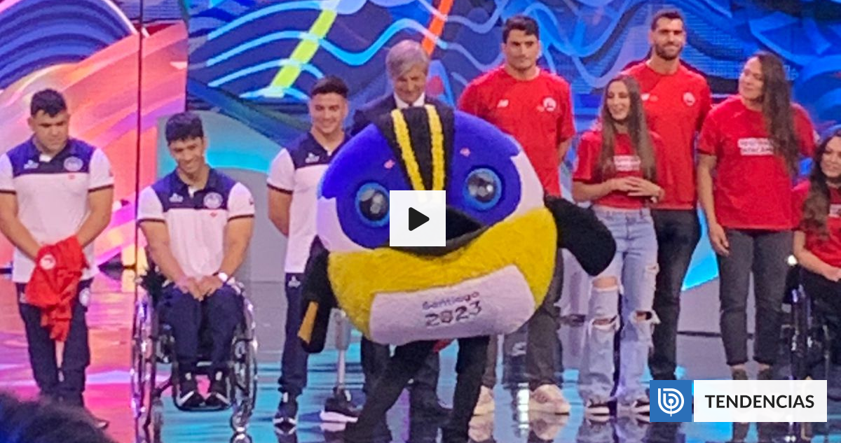 Fiu aparece sobre el escenario para entregar el primer aporte a la ...