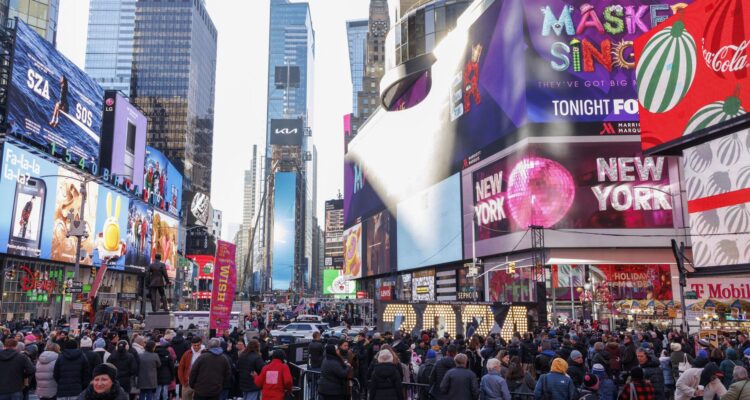 Nueva York recibió el Año Nuevo con la tradicional caída de la bola de Times Square ...