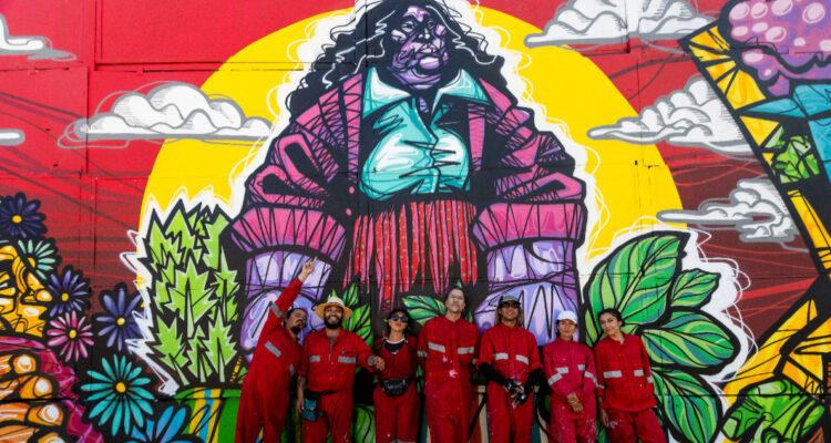 Rinde homenaje al sector: Diablo Rojo ilumina el corazón de Santiago ...