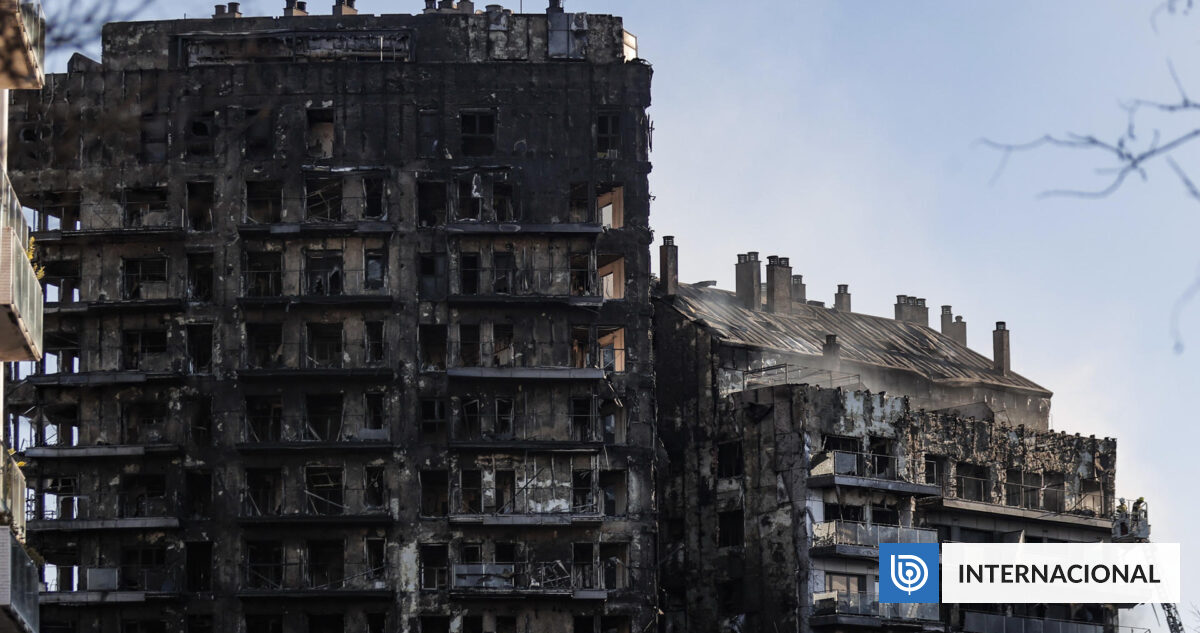 Bomberos entran al edificio incendiado en España: hay cuatro muertos ...