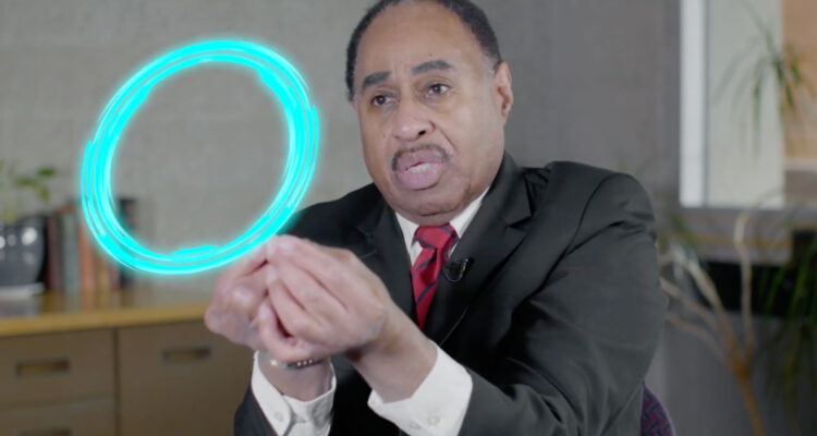 Ronald Mallet, el físico que podría hacer posibles los viajes en el ...