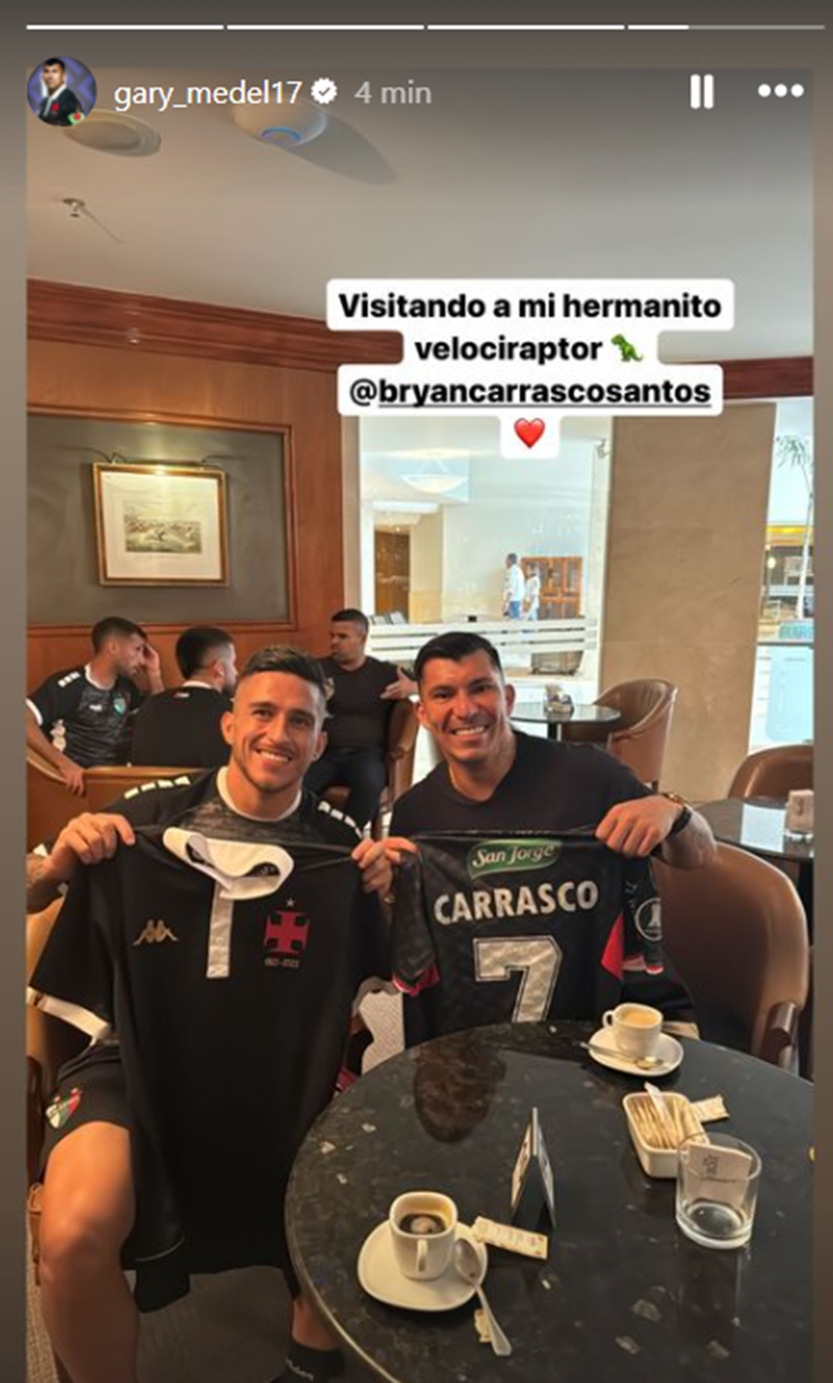 No solo Colo Colo: Gary Medel visitó a Palestino en Brasil e ...