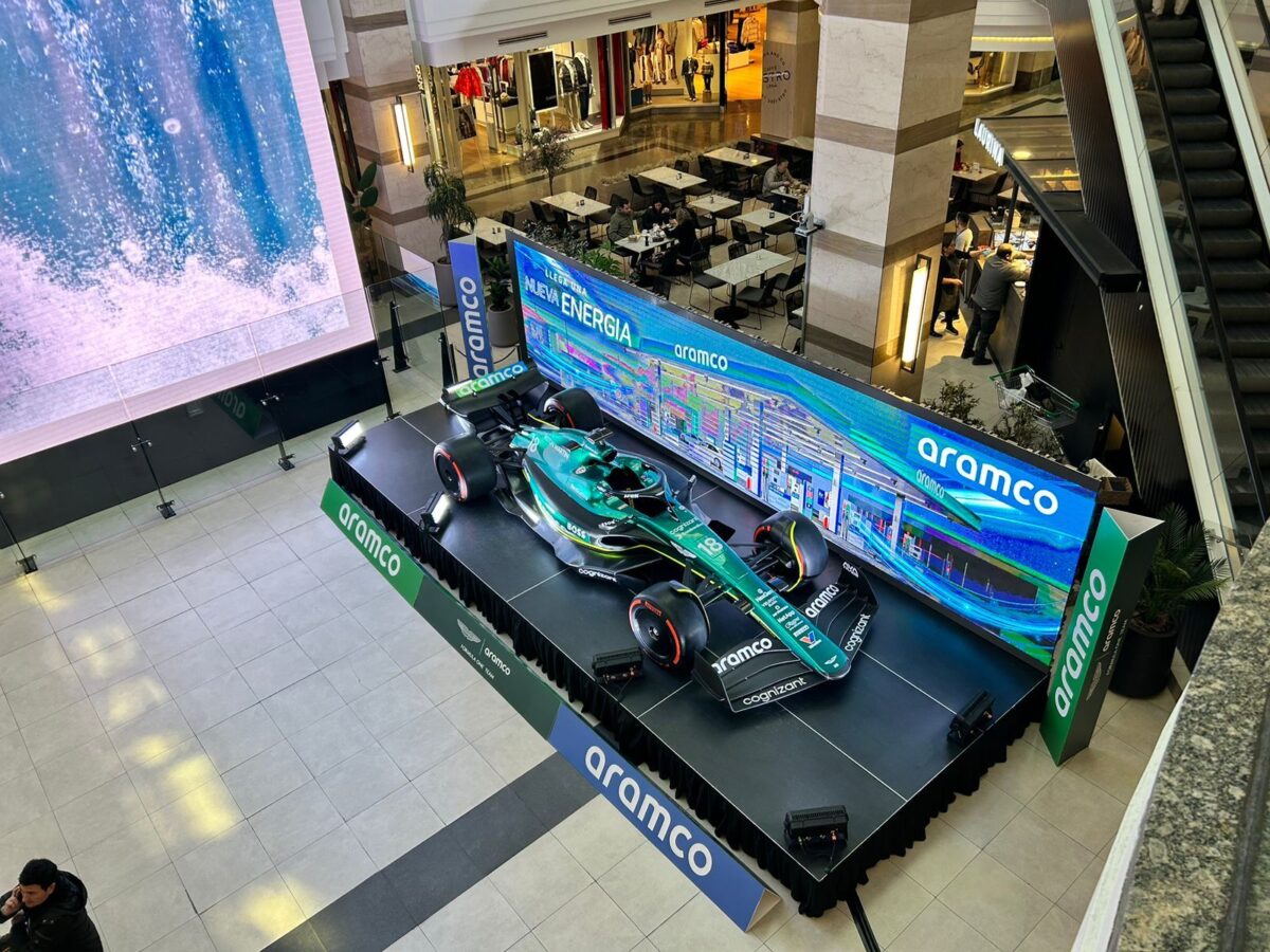 Aramco exhibe en Santiago auto de Aston Martin y Lance Stroll