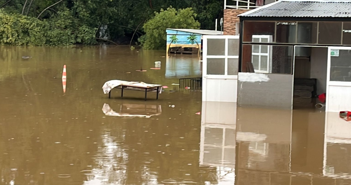 Evacúan a una veintena de personas en sector Santa Rita por desborde de ...