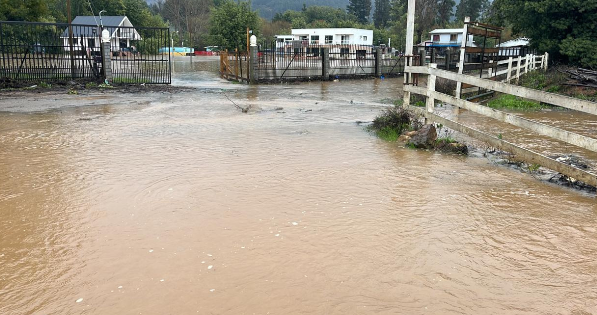 Evacúan a una veintena de personas en sector Santa Rita por desborde de ...