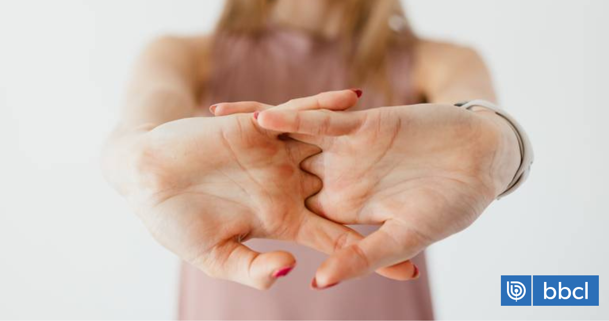 ¿Es perjudicial tronarse los dedos? Experto aclara el mito y explica ...