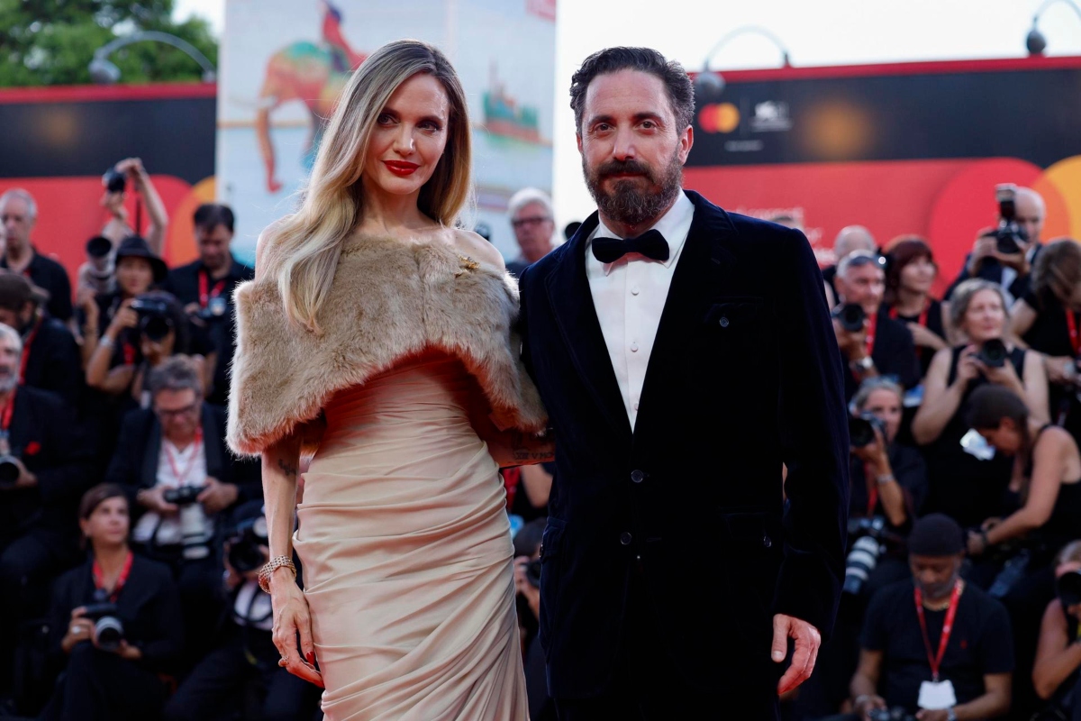 Angelina Jolie, Pablo Larraín y "Maria" en la alfombra roja de Venecia