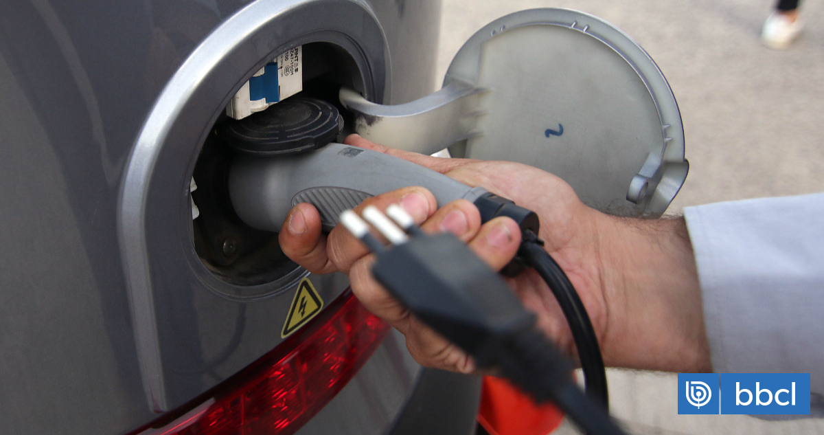 Ingenieros del E2Tech de la Usach desarrollan el primer cargador de autos eléctricos hecho en ...