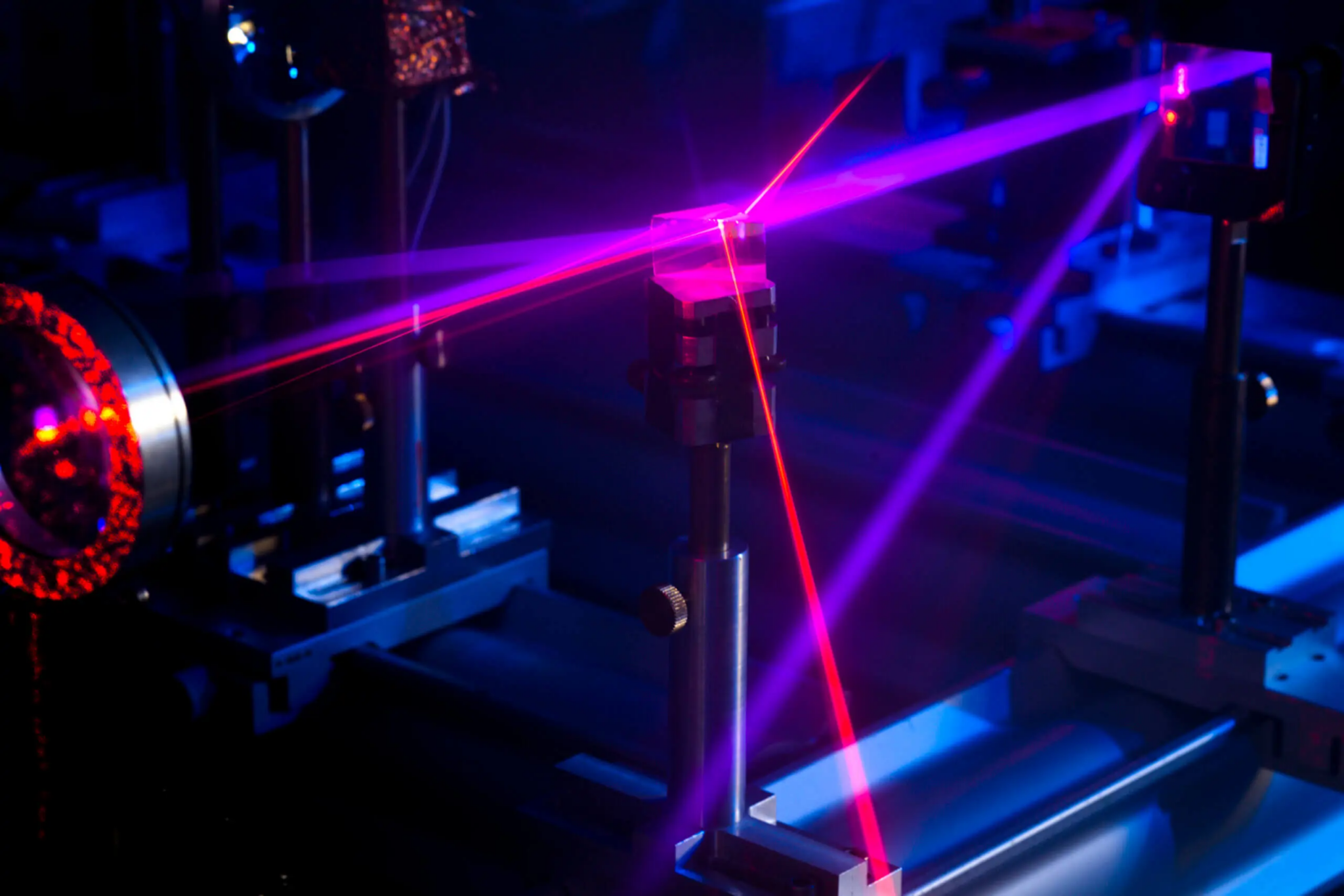 Investigadores logran transformar luz en un ’supersólido’: material que ...