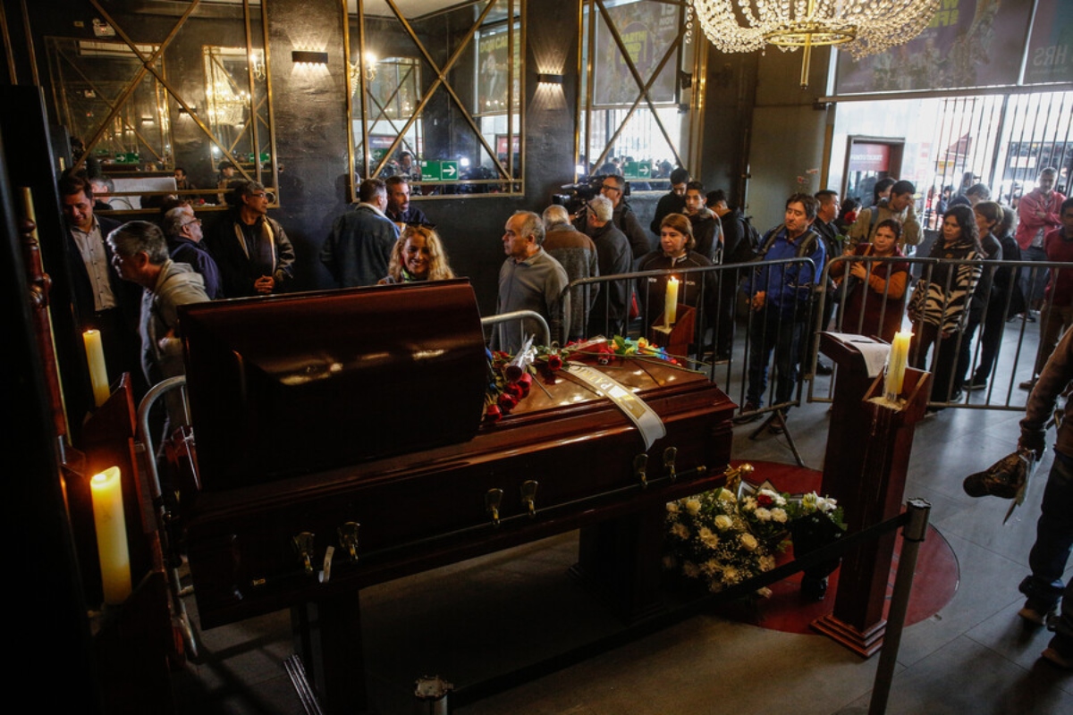 Chile despide a Tommy Rey en masivo velorio en Teatro Caupolicán