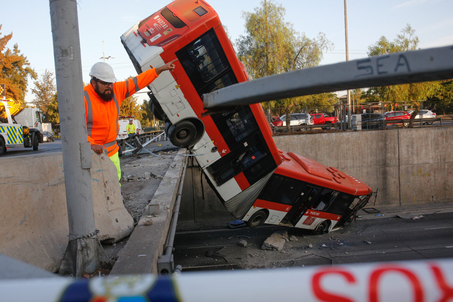 Las impactantes imágenes del bus RED que cayó sobre la Autopista ...