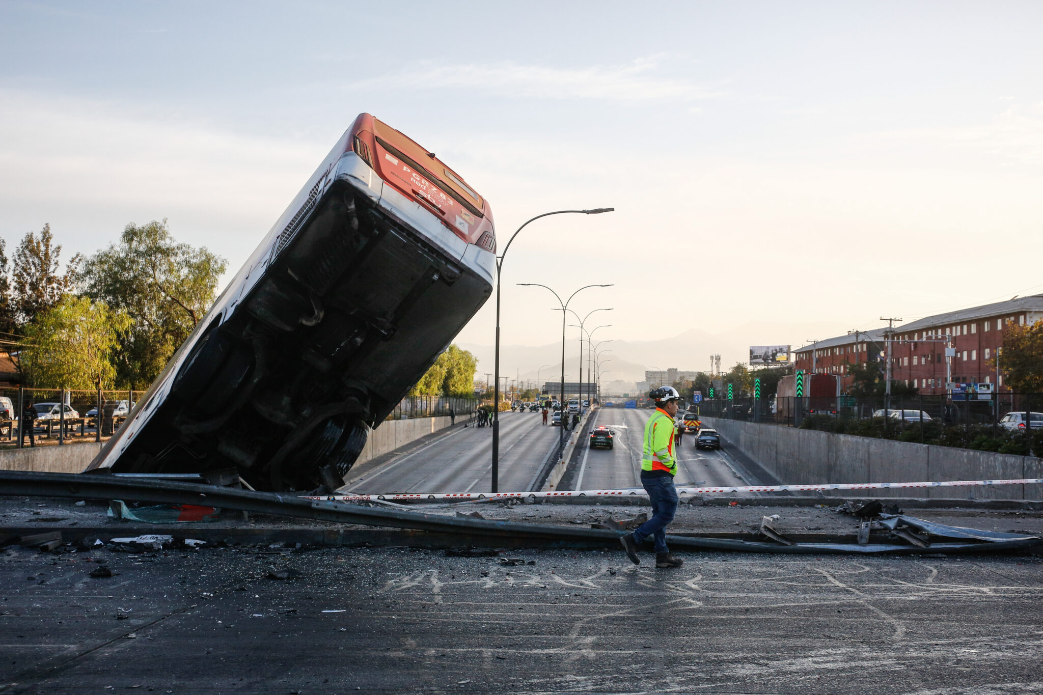 Las impactantes imágenes del bus RED que cayó sobre la Autopista ...