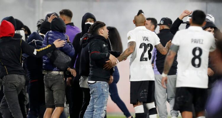 Fortaleza agradece triunfo en escritorio y desata furia de hinchas de ...