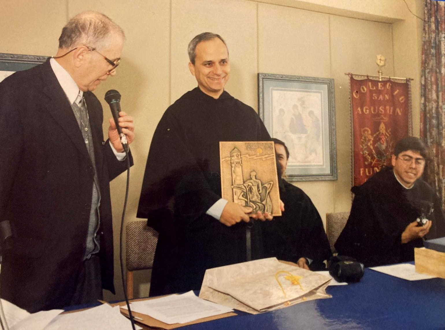 Colegio revela fotos de un joven papa León XIV cuando visitó Concepción ...