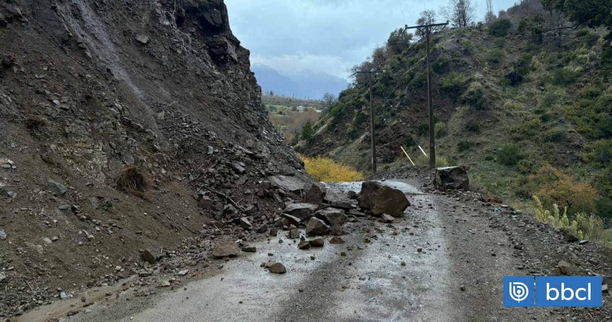 Despejan Ruta Q-699 en Alto Bío Bío tras ser afectada por deslizamiento de rocas | Nacional ...